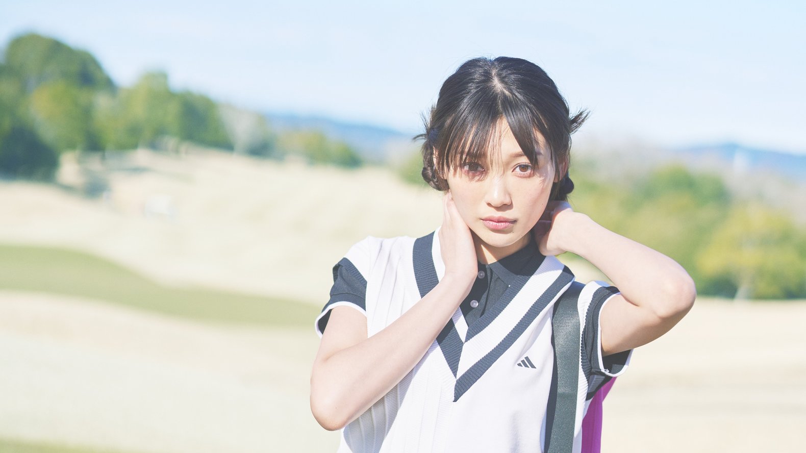 【ar golf】ガーリー派さんのゴルフコーデは断然白ミニスカ♡ 定番すぎないニット素材のミニでトレンド感も忘れずに | arweb（アールウェブ）