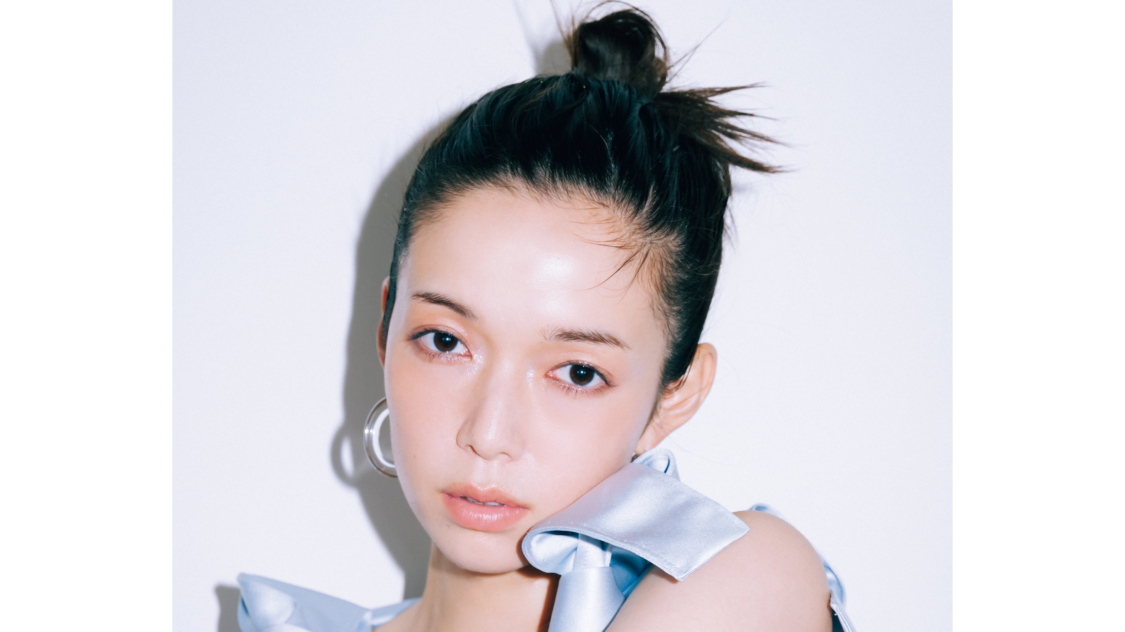 自然な立体感が手に入る♡ 佐藤栞里が魅せる【骨格ワントーンメイク×おでこ見せ】HOW TO | arweb（アールウェブ）