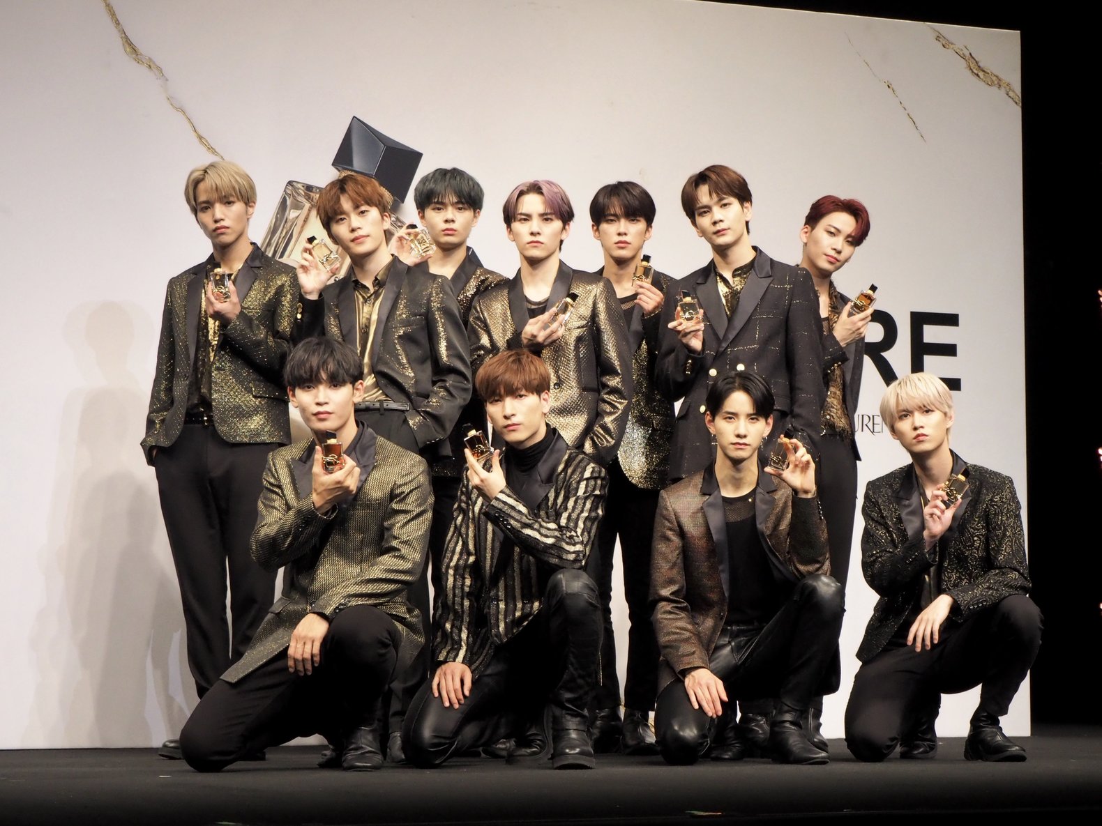 JO1のセクシーすぎるスーツ姿と『Freedom』披露にファン歓喜♡ 【YSL×JO1】ゲリラライブレポ | arweb（アールウェブ）