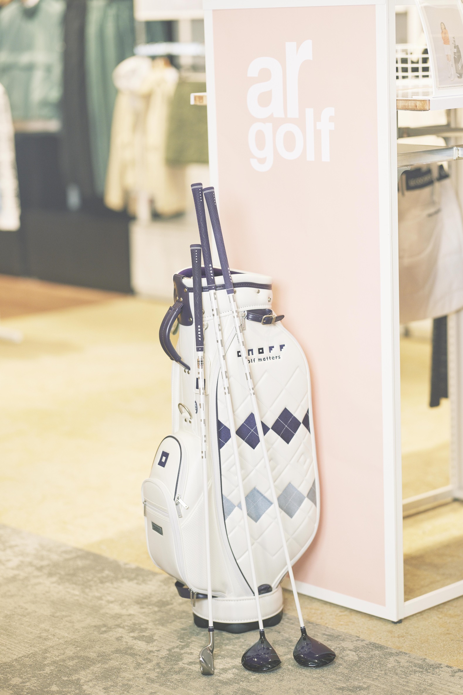 【ar golf】ゴルフはビジュアルから入るのもアリ♡ ラウンドで漂う「イイ女感」が手に入るクラブ×キャディバッグのセットが気になる | arweb（アールウェブ）