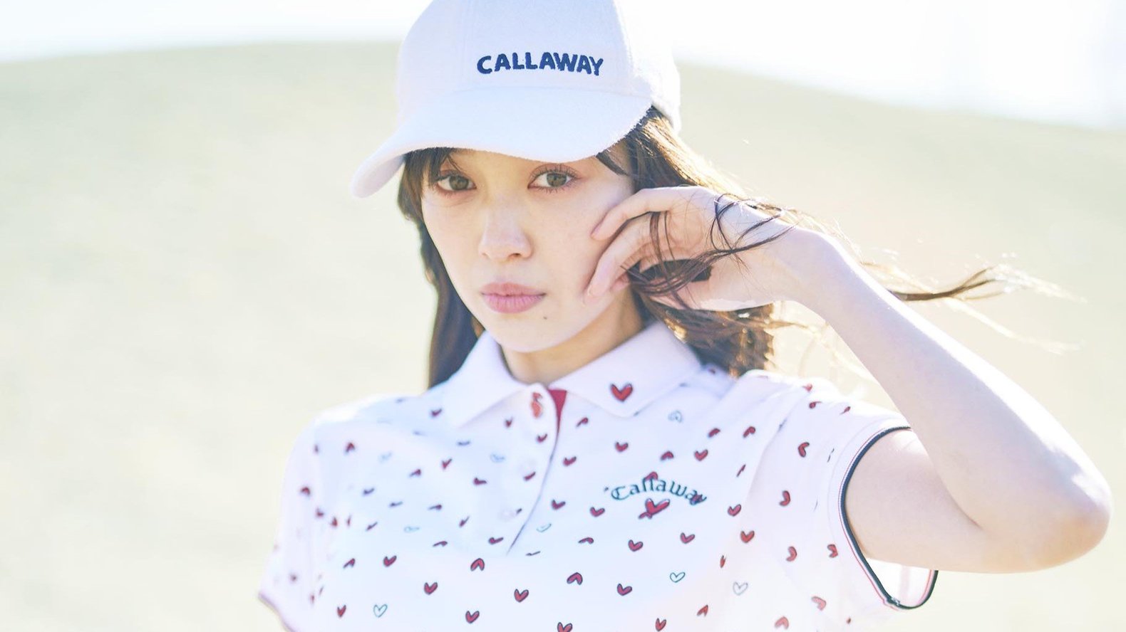 【ar golf】ハート総柄ポロシャツがキャッチ―♡ ホワイトコーデでまとめればラブリーすぎないオシャレゴルフコーデに！ | arweb（アールウェブ）