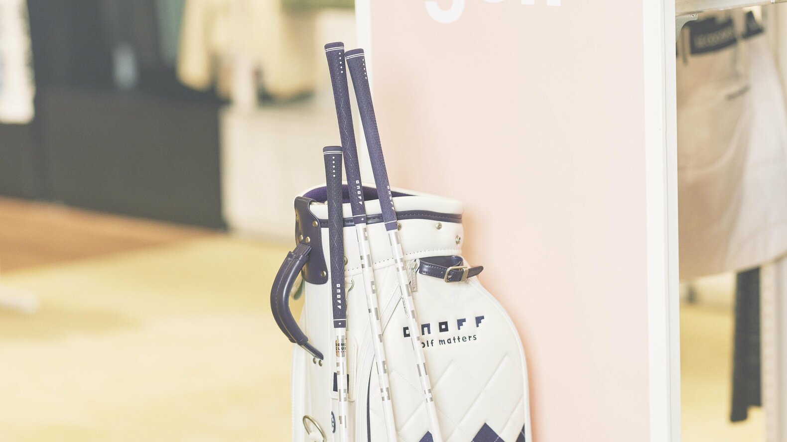 【ar golf】ゴルフはビジュアルから入るのもアリ♡ ラウンドで漂う「イイ女感」が手に入るクラブ×キャディバッグのセットが気になる | arweb（アールウェブ）