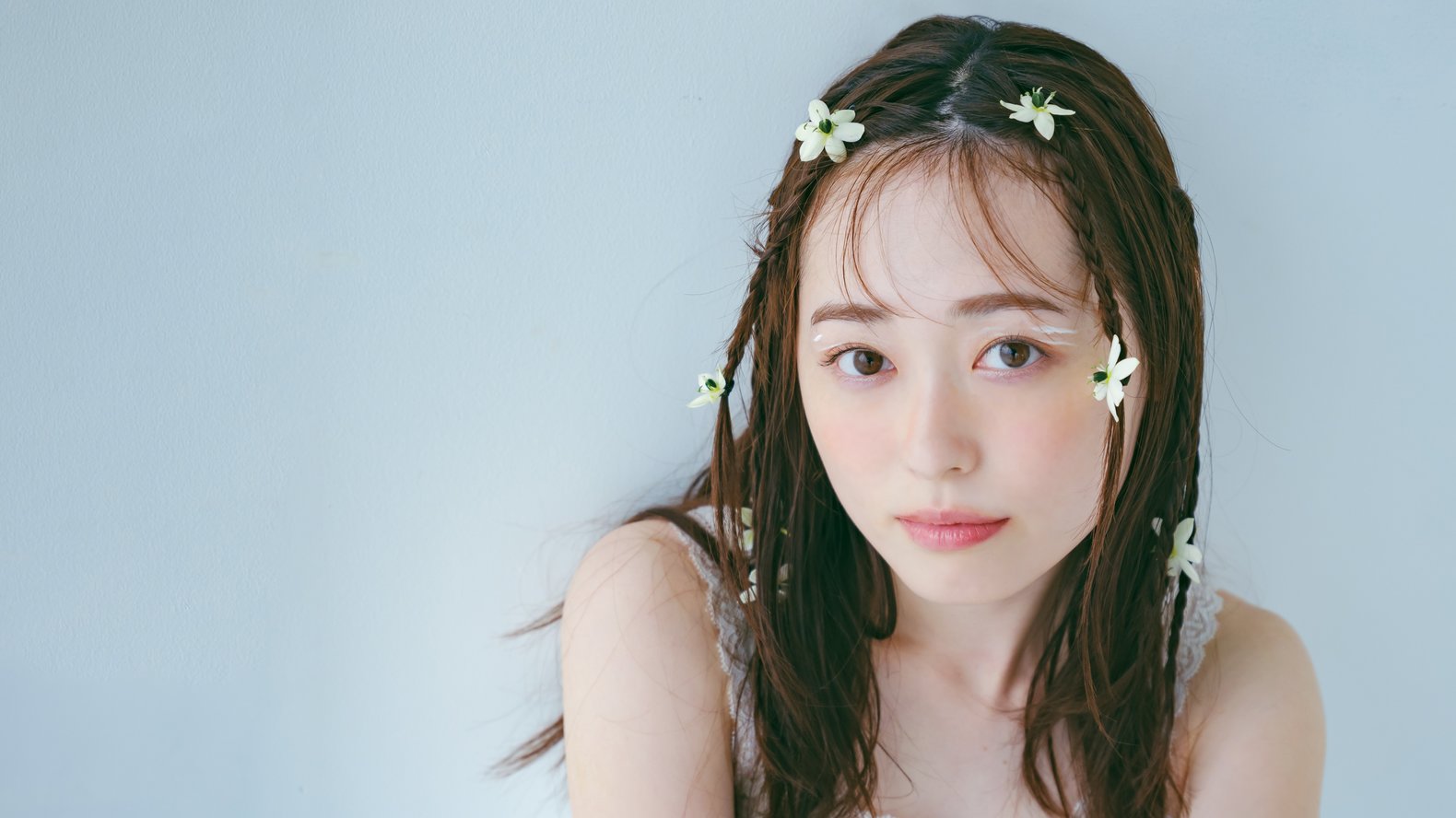 "いつも同じ髪型"から卒業！福原遥が魅せる♡【韓国アイドル風ちび三つ編み】HOW TO | arweb（アールウェブ）